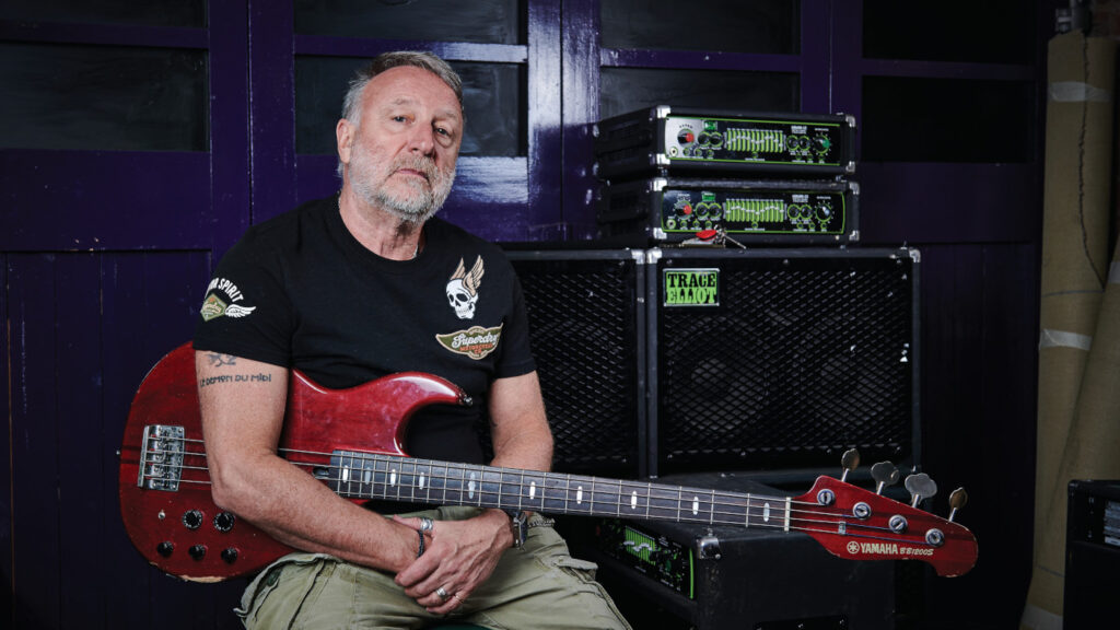 Peter Hook con su linea de bajo Yamaha.