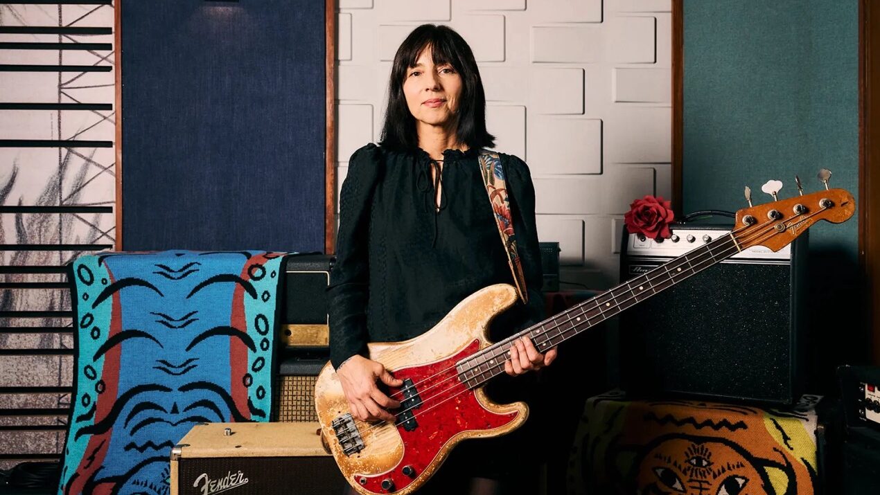 La bajista y exintegrante de Pixies , Paz Lenchantin , enfrenta ...